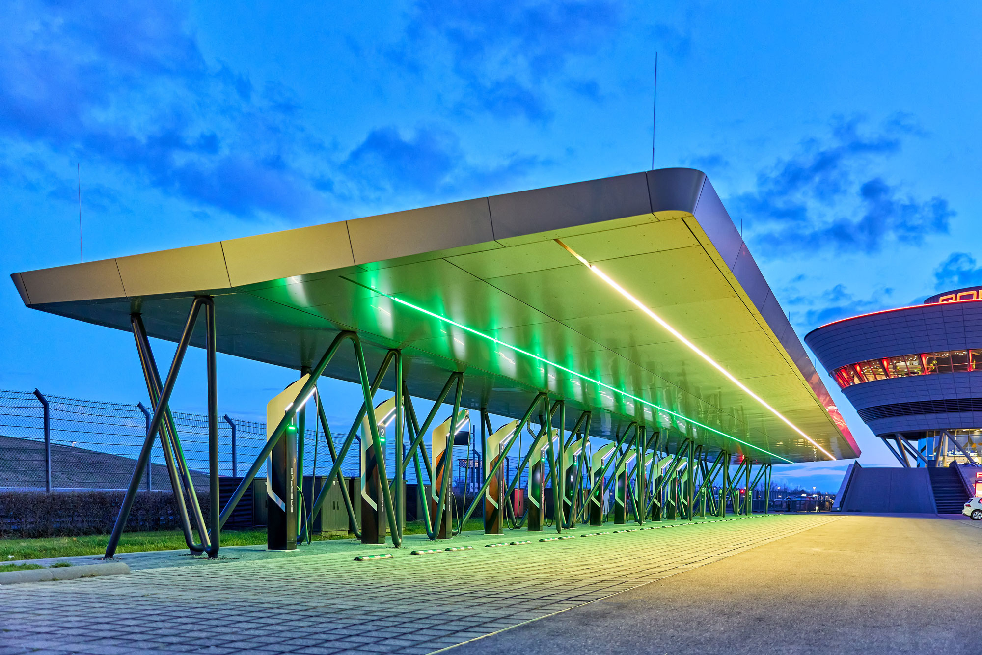 Überdachung Schnellladestation Porsche Leipzig – Industriebaupreis seit ...